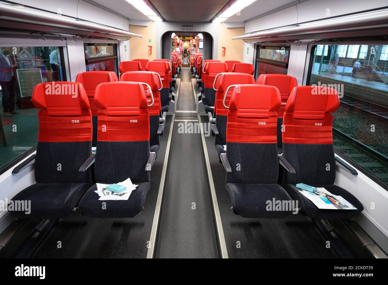 Dresden, Deutschland. September 2020. Der Fahrgastraum eines batteriebetriebenen Triebwagens vom ...