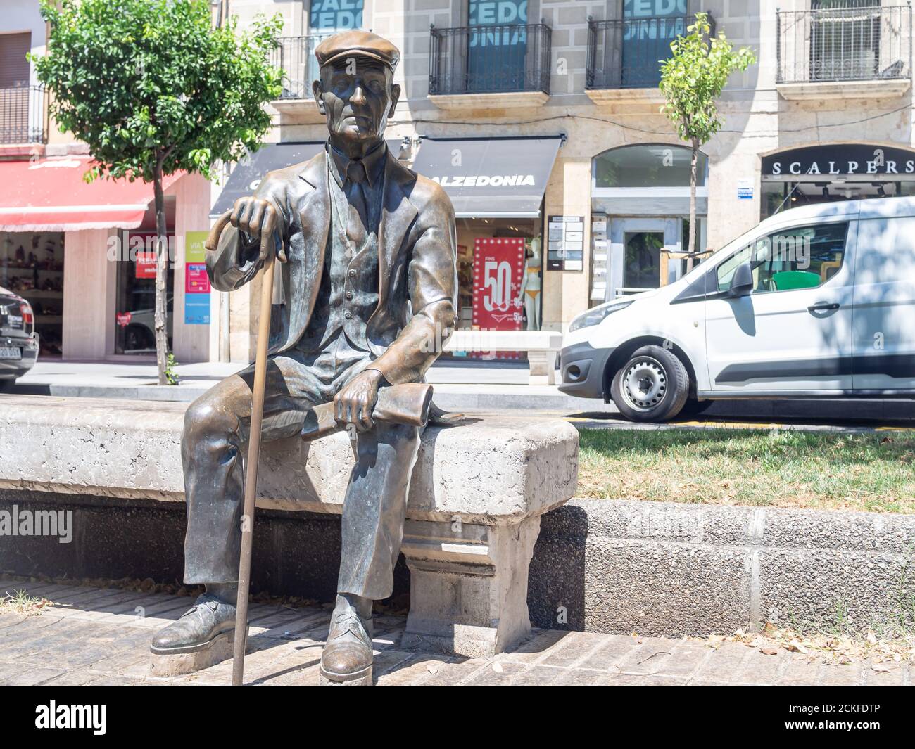 Statue mann sitzt auf der bank -Fotos und -Bildmaterial in hoher ...