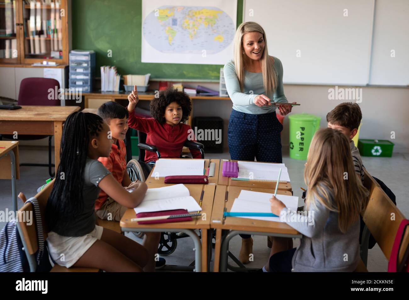 Sitzender unterricht zeigend -Fotos und -Bildmaterial in hoher Auflösung – Alamy