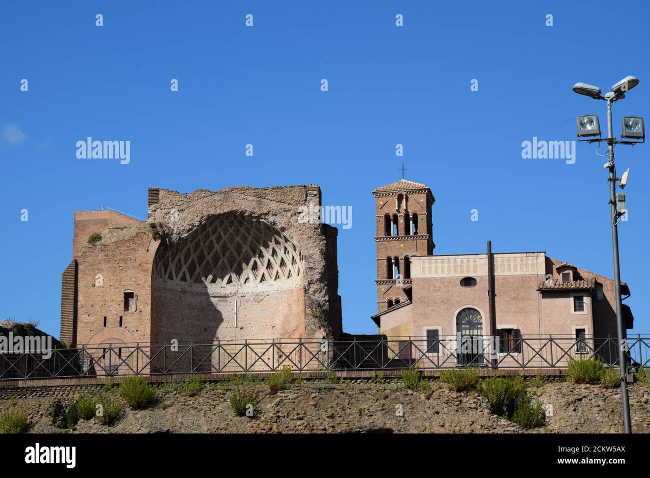 Basilika di santa francesca romana -Fotos und -Bildmaterial in hoher Auflösung – Alamy