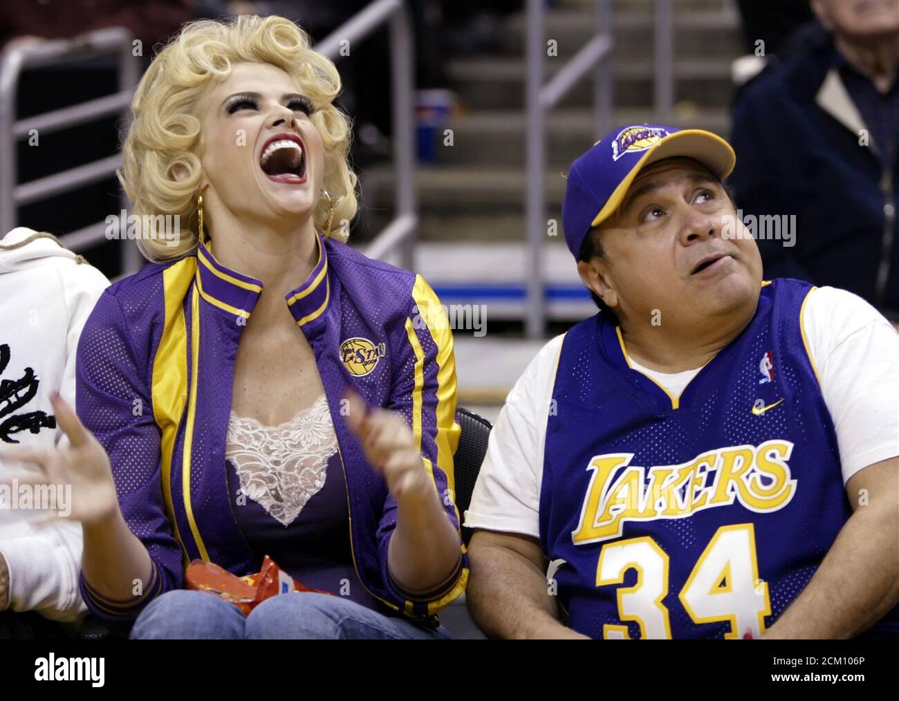 Lucy devito and danny devito -Fotos und -Bildmaterial in hoher ...