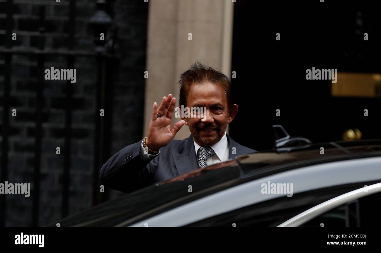 Sultan brunei hassanal bolkiah waves -Fotos und -Bildmaterial in hoher ...