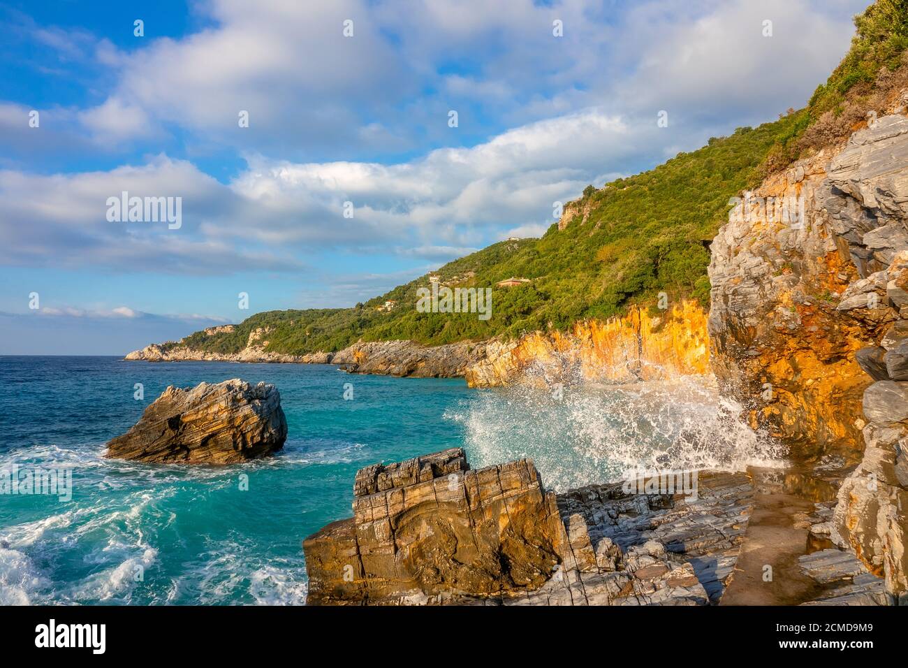 Küste Felsen Surfen Welle Ozean Stockfotos und -bilder Kaufen - Alamy