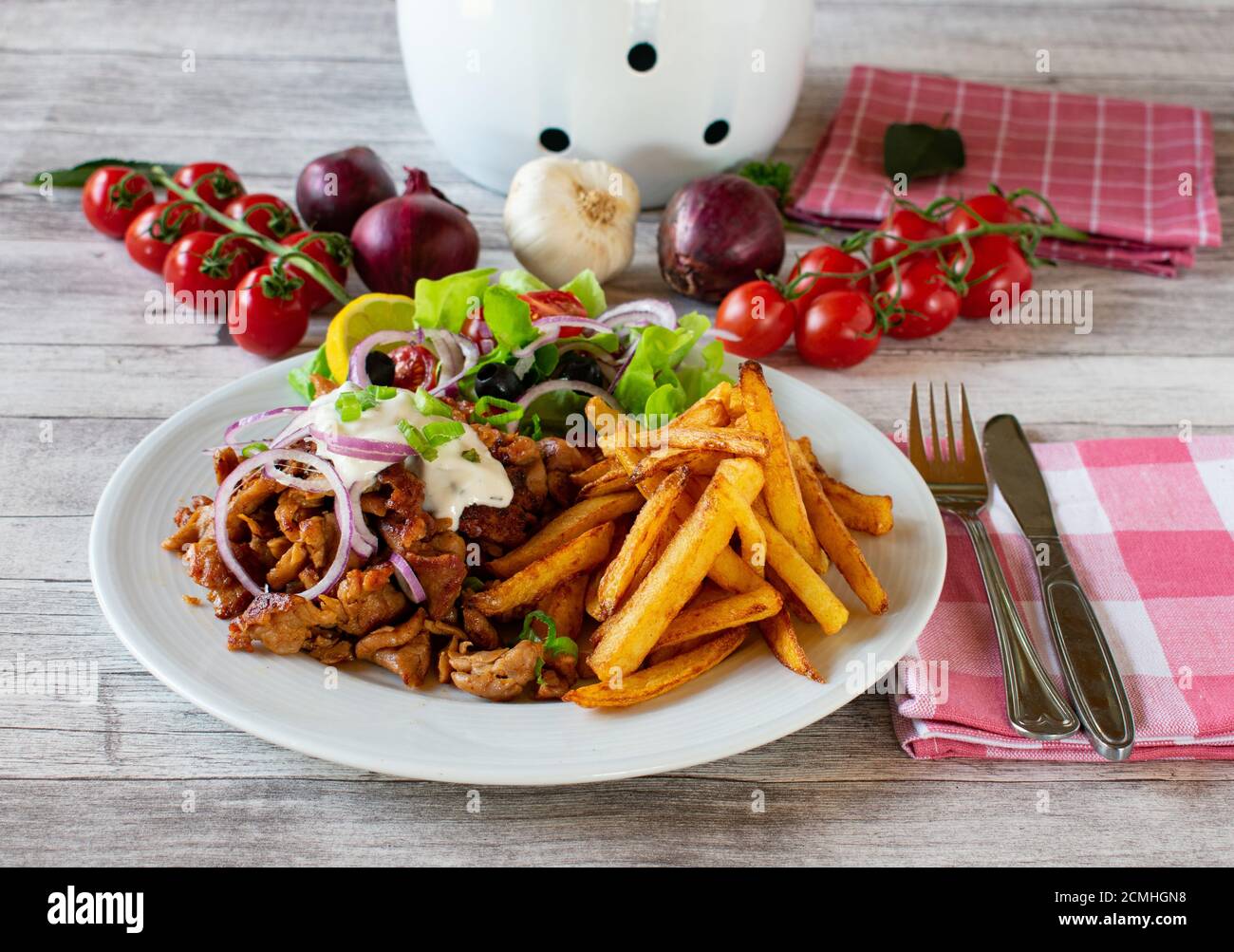 griechischer Gyros-Teller mit pommes Frites und Salat Stockfotografie ...