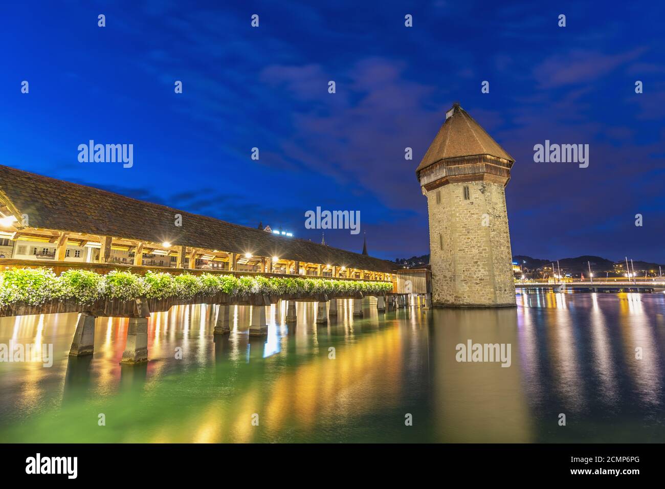 Luzern (Luzern) Schweiz, Sunset City Skyline bei Kapellbrücke ...