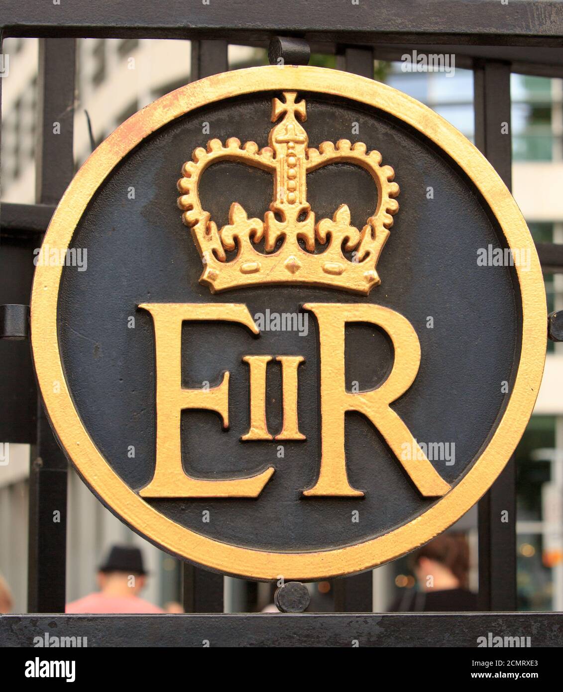 Royal Crest er II befindet sich an den Toren von Buckingham Palace in ...