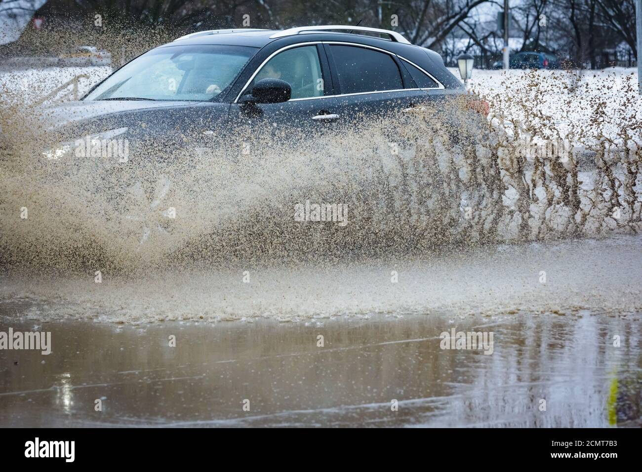 Auto spritzt wasser -Fotos und -Bildmaterial in hoher Auflösung – Alamy