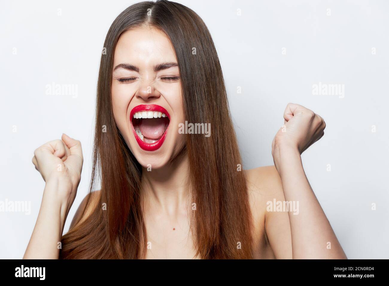 Schöne frau mund weit offen zunge -Fotos und -Bildmaterial in hoher ...