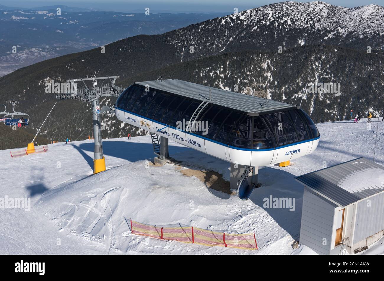 Verschneite Skipisten und Sessellifte Station in Mountain Ski Resort ...