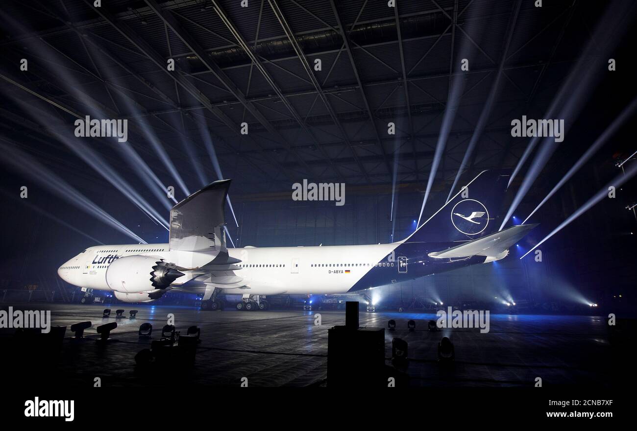Eine Boeing 747-800 mit dem neuen Lufthansa-Logo steht am 7. Februar ...