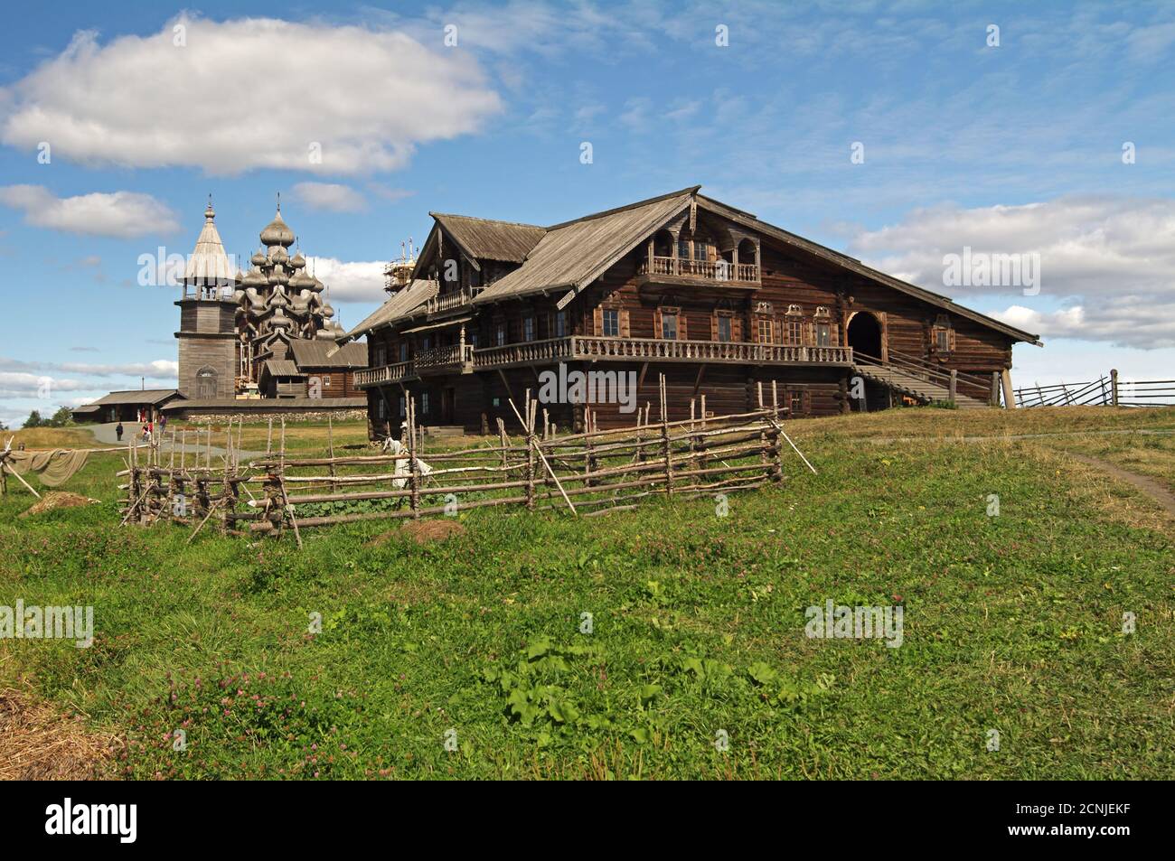 Traditionelles bauernhaus mit glocke -Fotos und -Bildmaterial in hoher Auflösung – Alamy