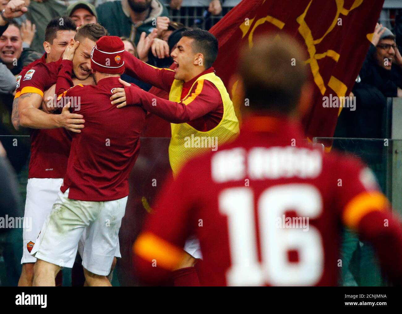 Francesco totti feiert nach dem tor -Fotos und -Bildmaterial in hoher ...