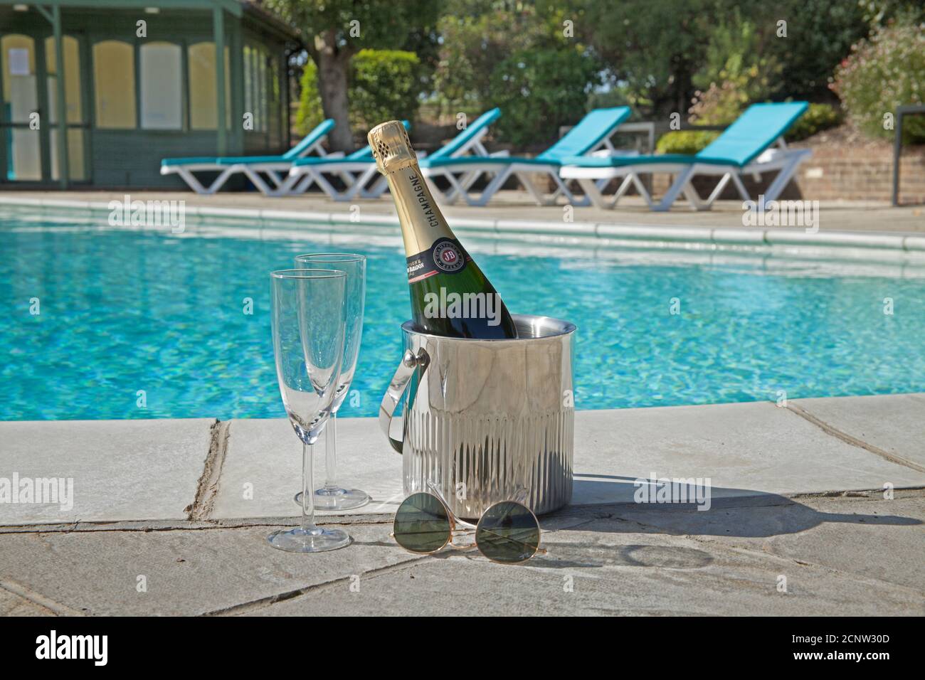 Champagne in the swimming pool -Fotos und -Bildmaterial in hoher ...