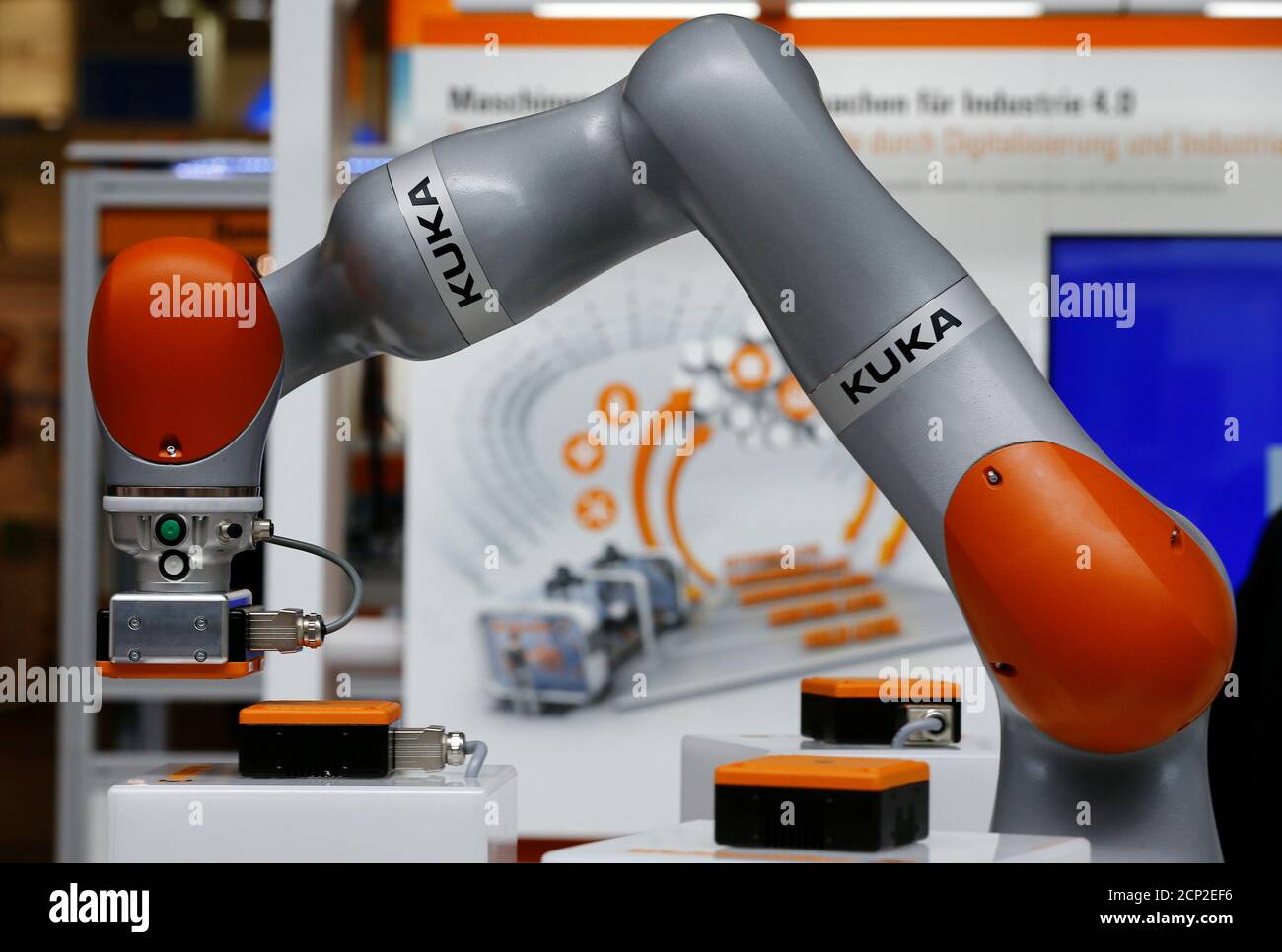 Kuka robot -Fotos und -Bildmaterial in hoher Auflösung – Alamy