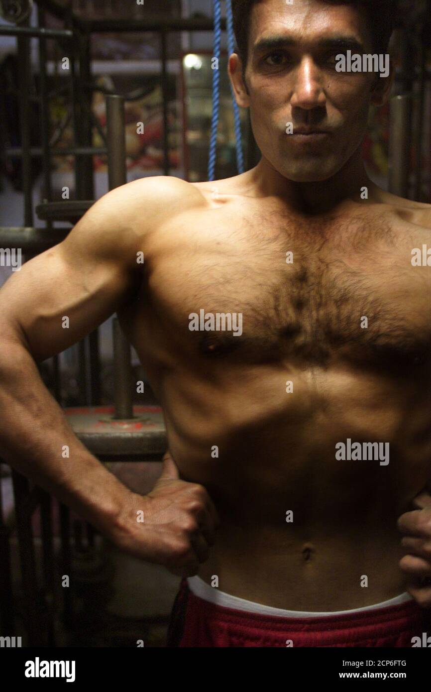 Bodybuilder zeigen -Fotos und -Bildmaterial in hoher Auflösung – Alamy