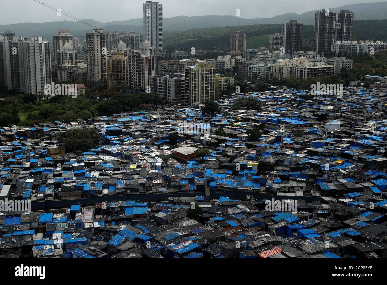 High rise buildings slums mumbai -Fotos und -Bildmaterial in hoher Auflösung – Alamy