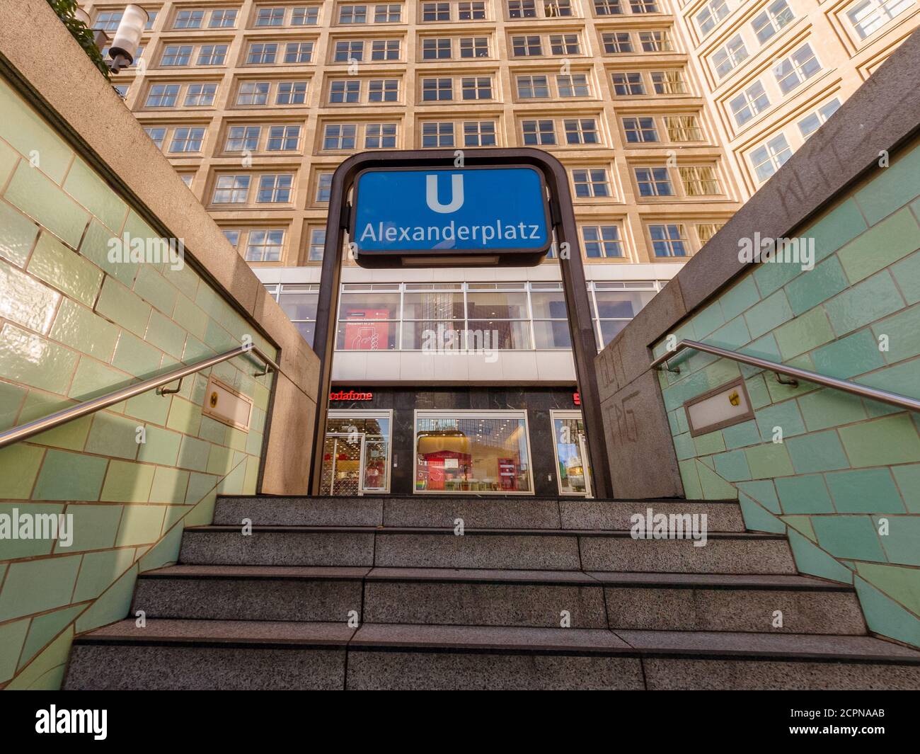 BERLIN, DEUTSCHLAND - 15. Juni 2020: Blick auf Schild am Alexanderplatz ...