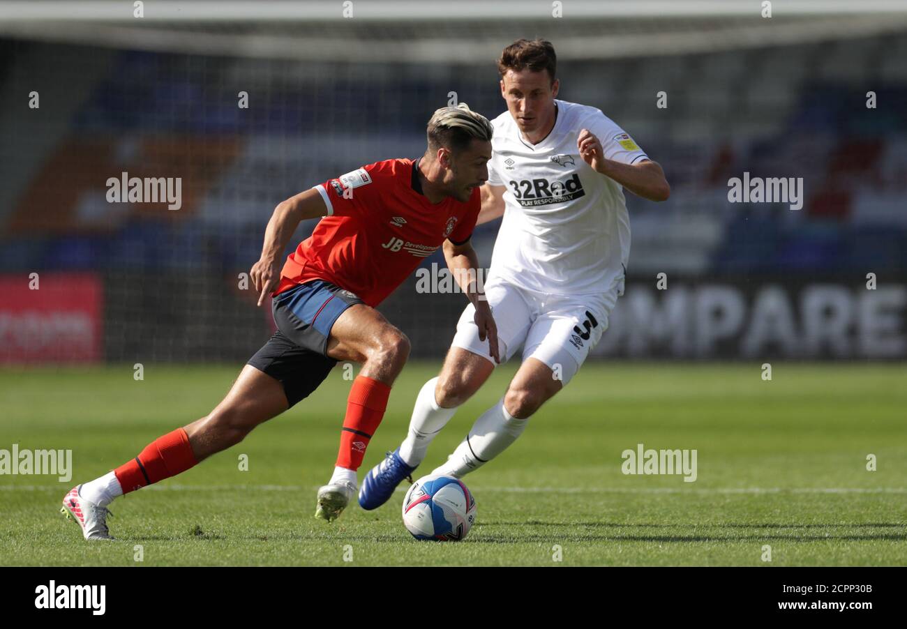 Harry Cornick von Luton Town (links) und Craig Forsyth von Derby County ...