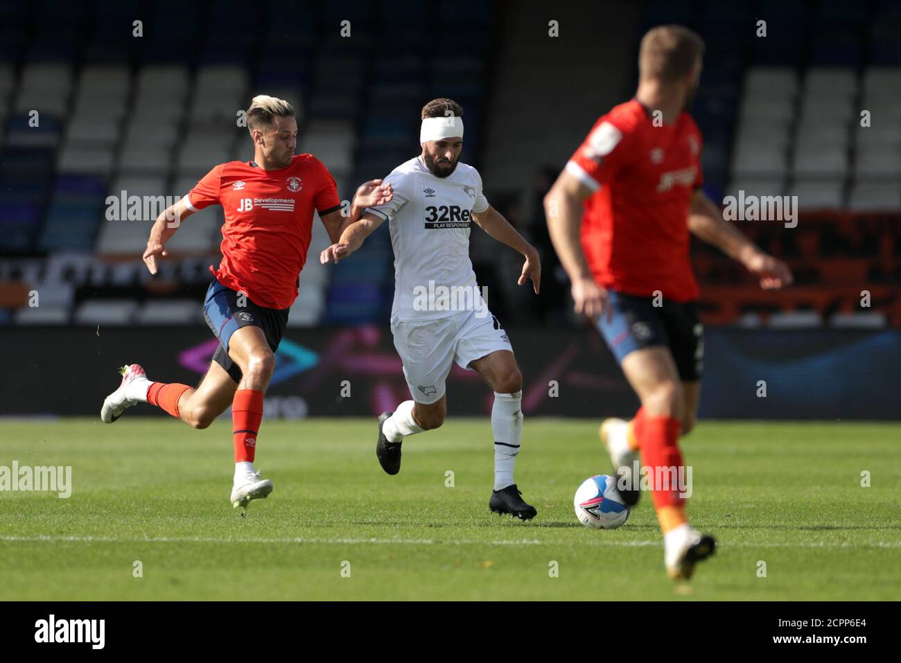 Graeme Shinnie (Mitte) von Derby County und Harry Cornick von Luton ...