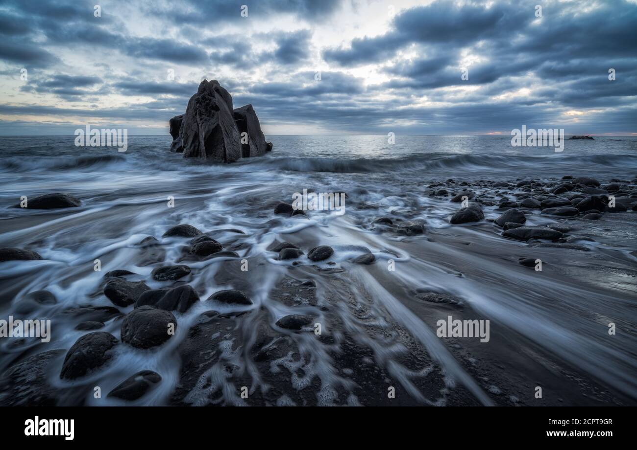 Raue meere und felsen -Fotos und -Bildmaterial in hoher Auflösung – Alamy