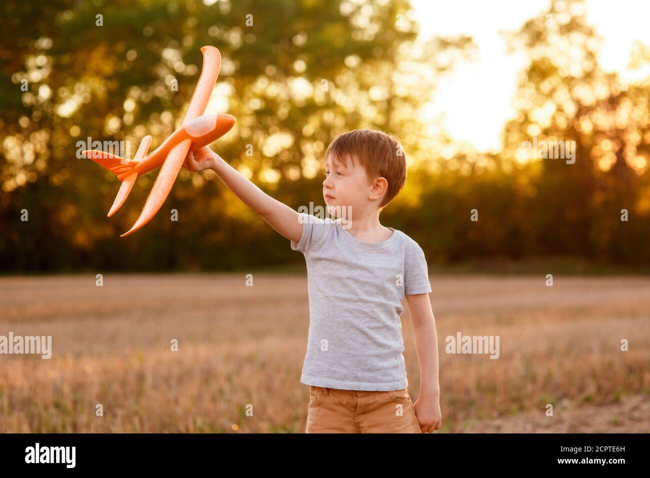 Über Ein Feld Stockfotos und -bilder Kaufen - Alamy