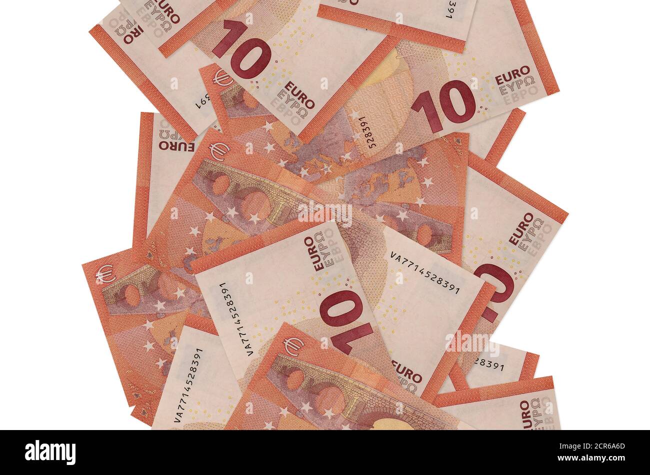 10 Euro Scheine fliegen isoliert auf weiß. Viele Banknoten fallen mit ...