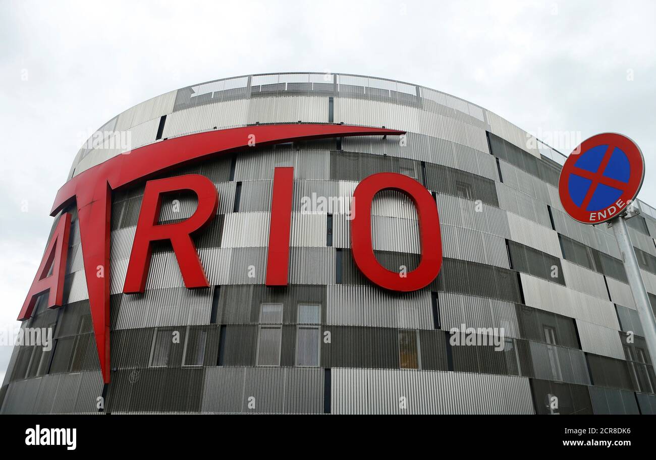 Das Logo des Atrio Shopping Center ist hinter ein Verkehrsschild in ...
