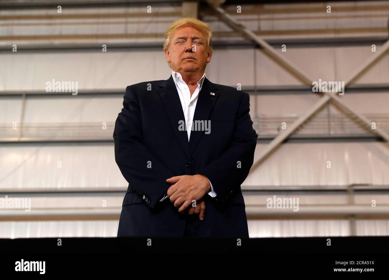 US-Präsident Donald Trump neigt seinen Kopf im Gebet während einer ...