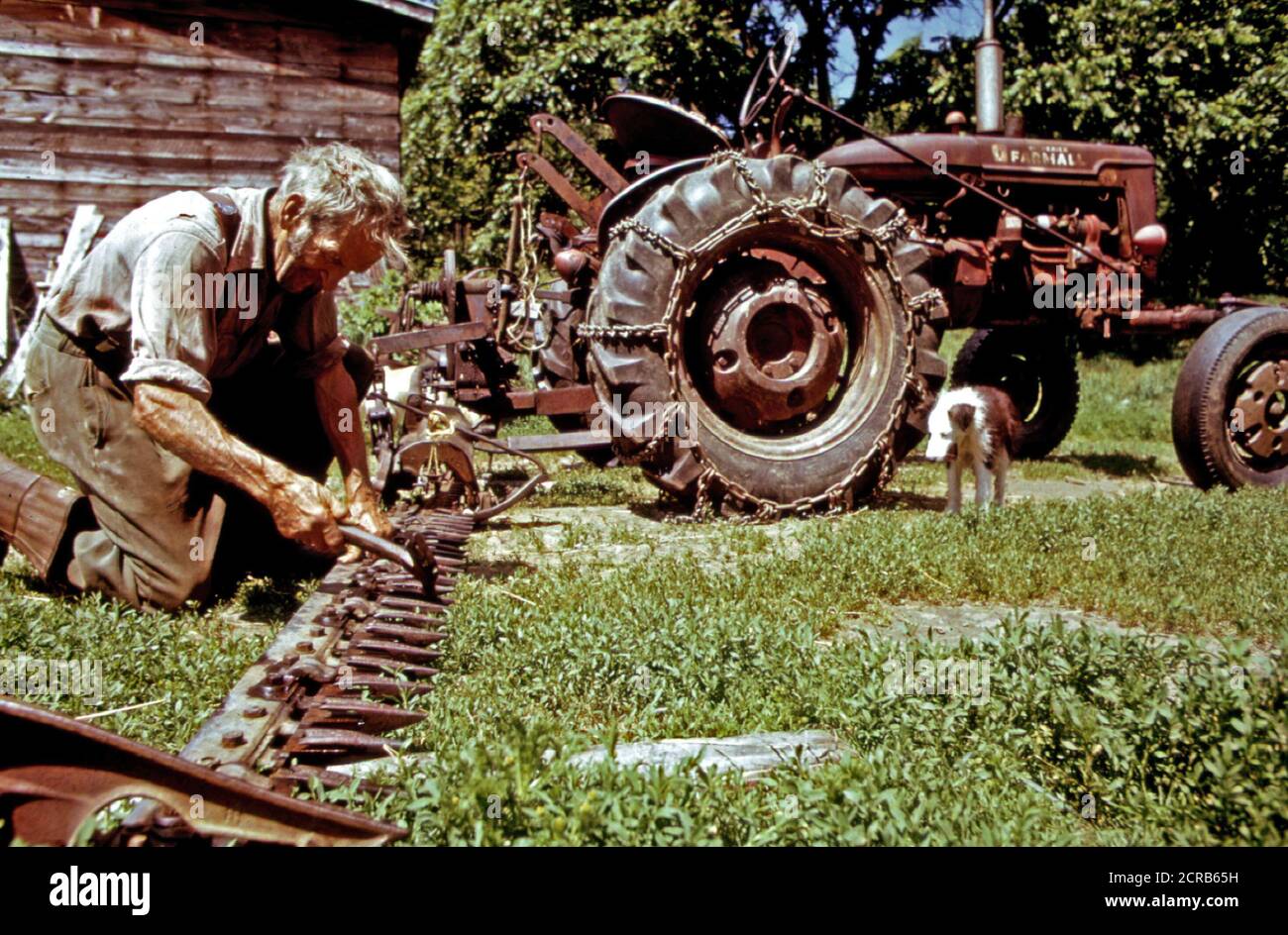 Landwirt, der traktor repariert -Fotos und -Bildmaterial in hoher ...