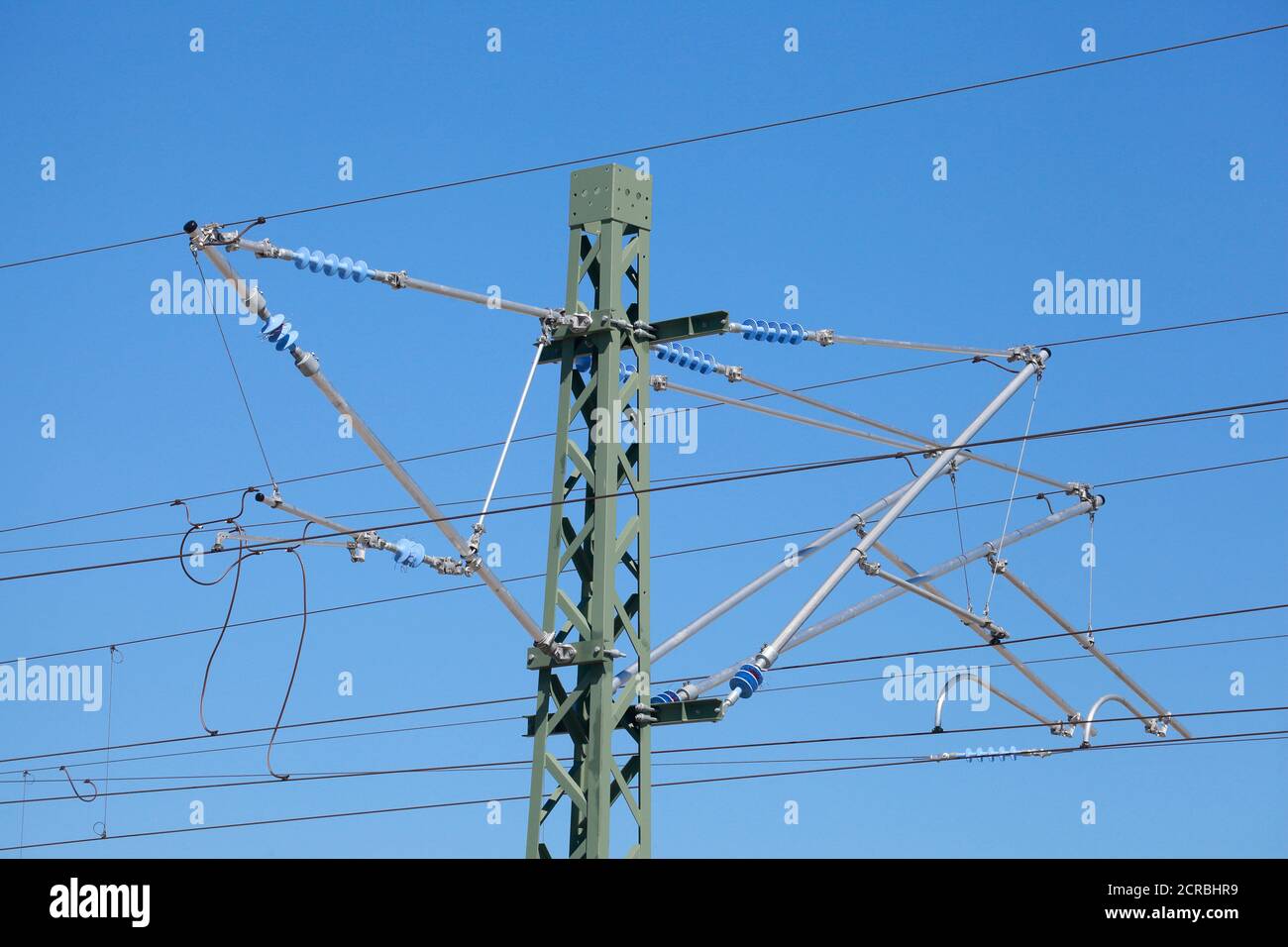Eisenbahnmast, Signalmast, Eisenbahnsystem, Freileitung, blauer Himmel ...
