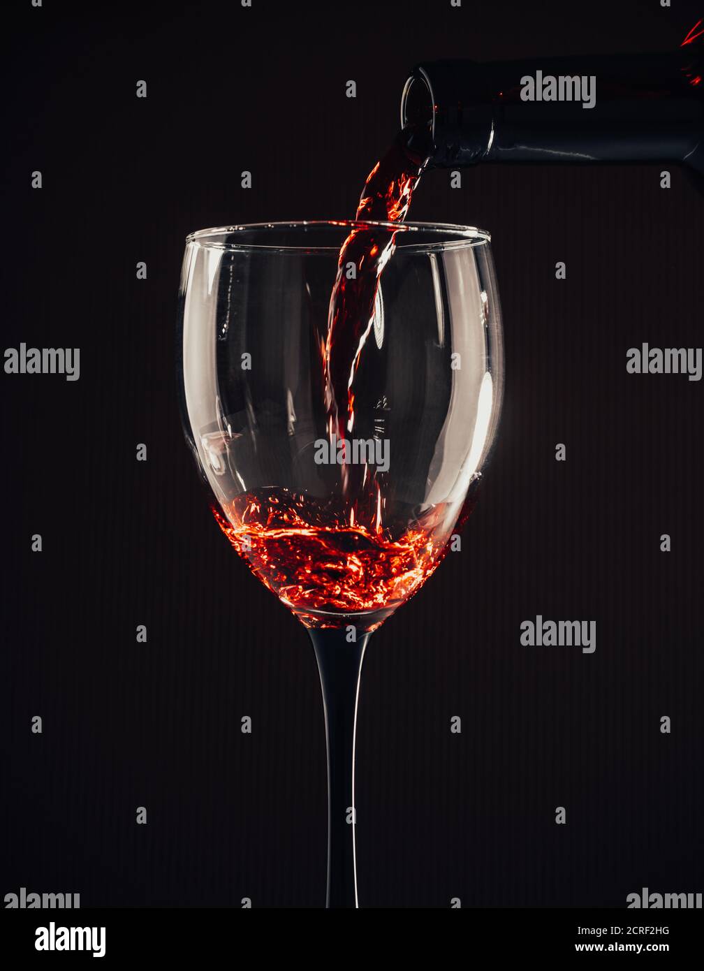 Flasche und Glas Rotwein Stockfotos und -bilder Kaufen - Alamy