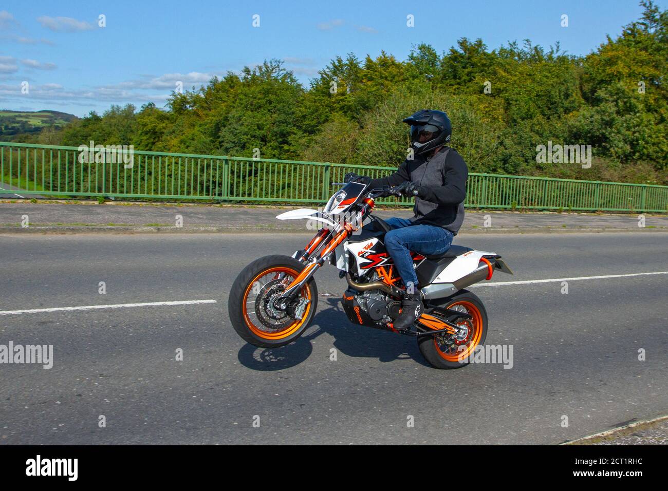 Streetbikes im supermoto stil -Fotos und -Bildmaterial in hoher ...