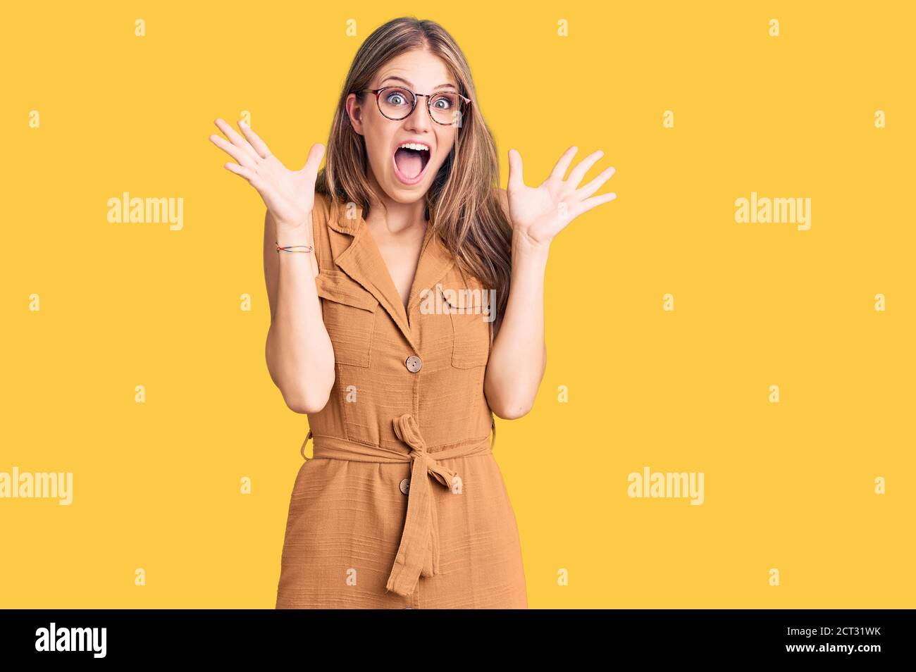 Junge schöne blonde Frau trägt Freizeitkleidung und Brille feiern ... Junge schöne blonde Frau trägt Freizeitkleidung und Brille feiern ...