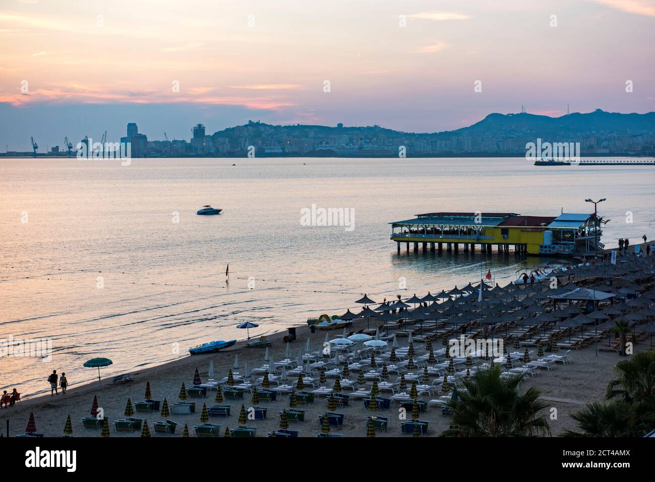 Strand bei Sonnenuntergang, Durres (aka Epidamnos und Dyrrachium ...