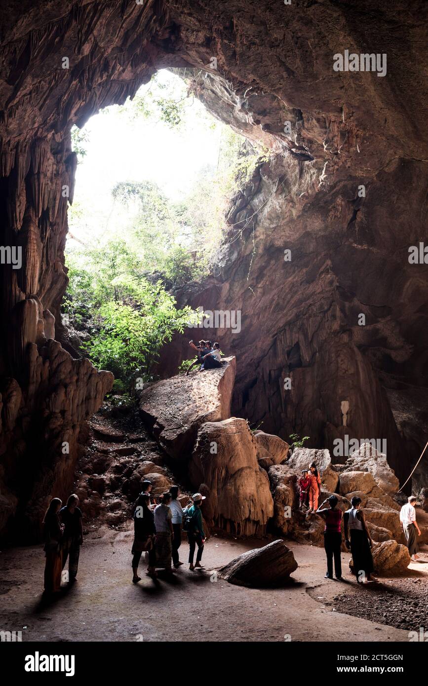 Menschen in Sadan Cave (auch bekannt als Saddar Caves), hPa an, Kayin ...