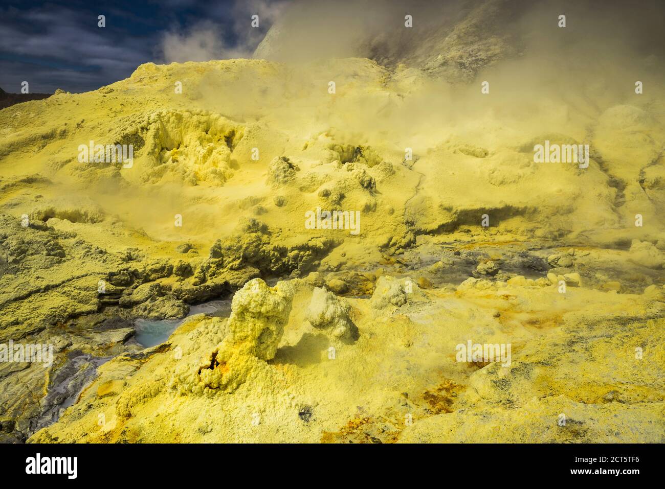 Gelber Schwefel am White Island Volcano, einem aktiven Vulkan in der ...