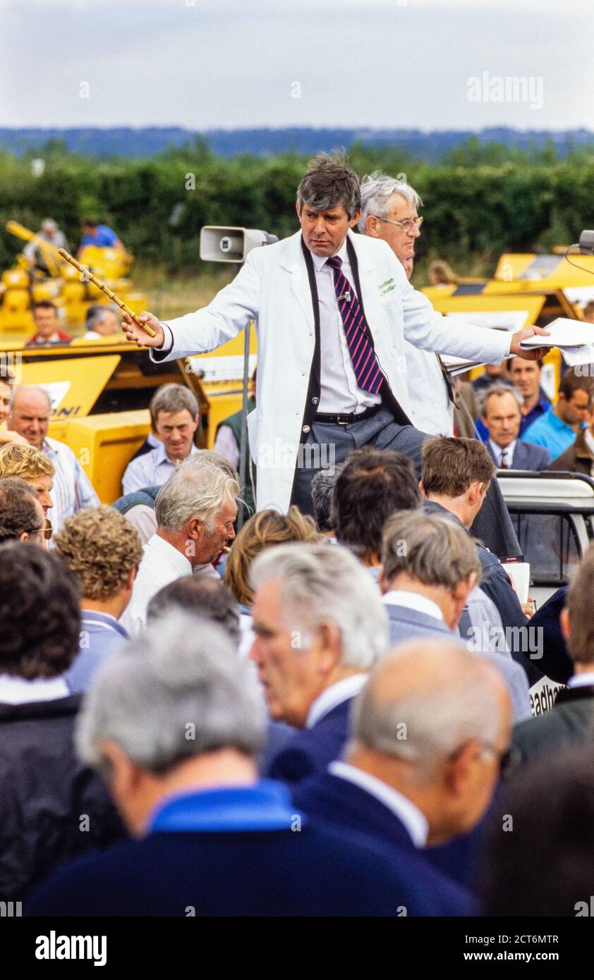 Versteigerung von Maschinen und Anlagen auf einem Feld in der Nähe von ...