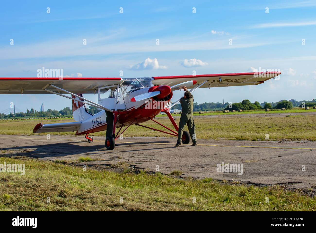 Flugzeug mit propeller drehen -Fotos und -Bildmaterial in hoher ...