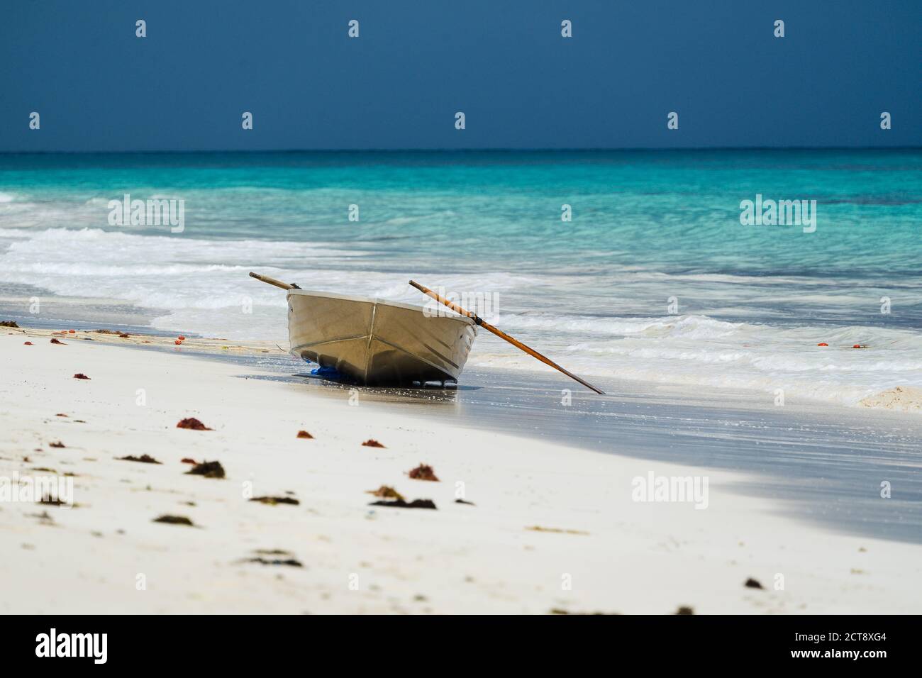 Kleines Boot Am Strand Stockfotos und -bilder Kaufen - Alamy