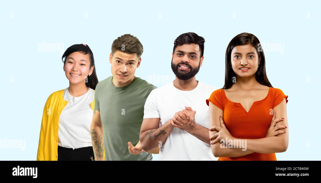 Gruppenportrait von emotionalen Menschen auf blauem Studiohintergrund ...