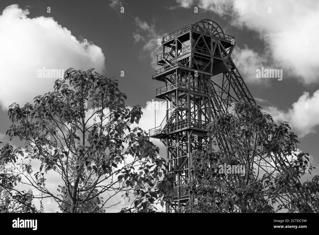 KAMP-LINTFORT, DEUTSCHLAND - 22. AUGUST 2020: Alte Fallgrube von Zeche ... KAMP-LINTFORT, DEUTSCHLAND - 22. AUGUST 2020: Alte Fallgrube von Zeche ...