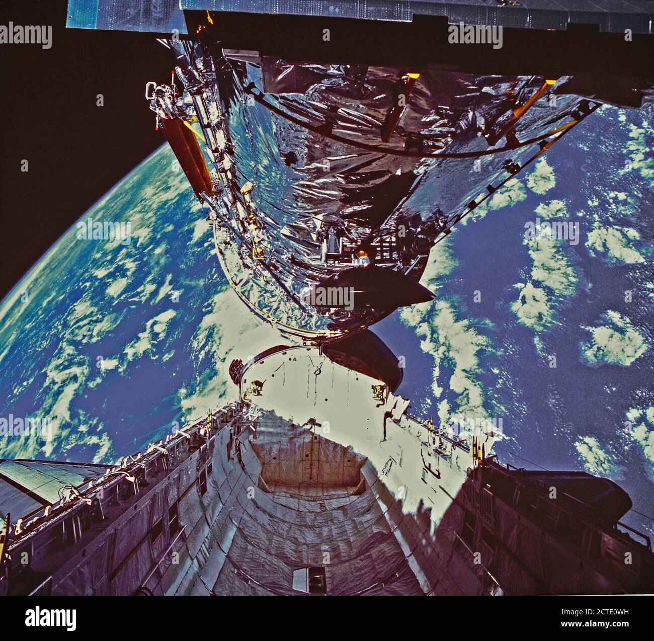 Space shuttle cargo bay -Fotos und -Bildmaterial in hoher Auflösung – Alamy