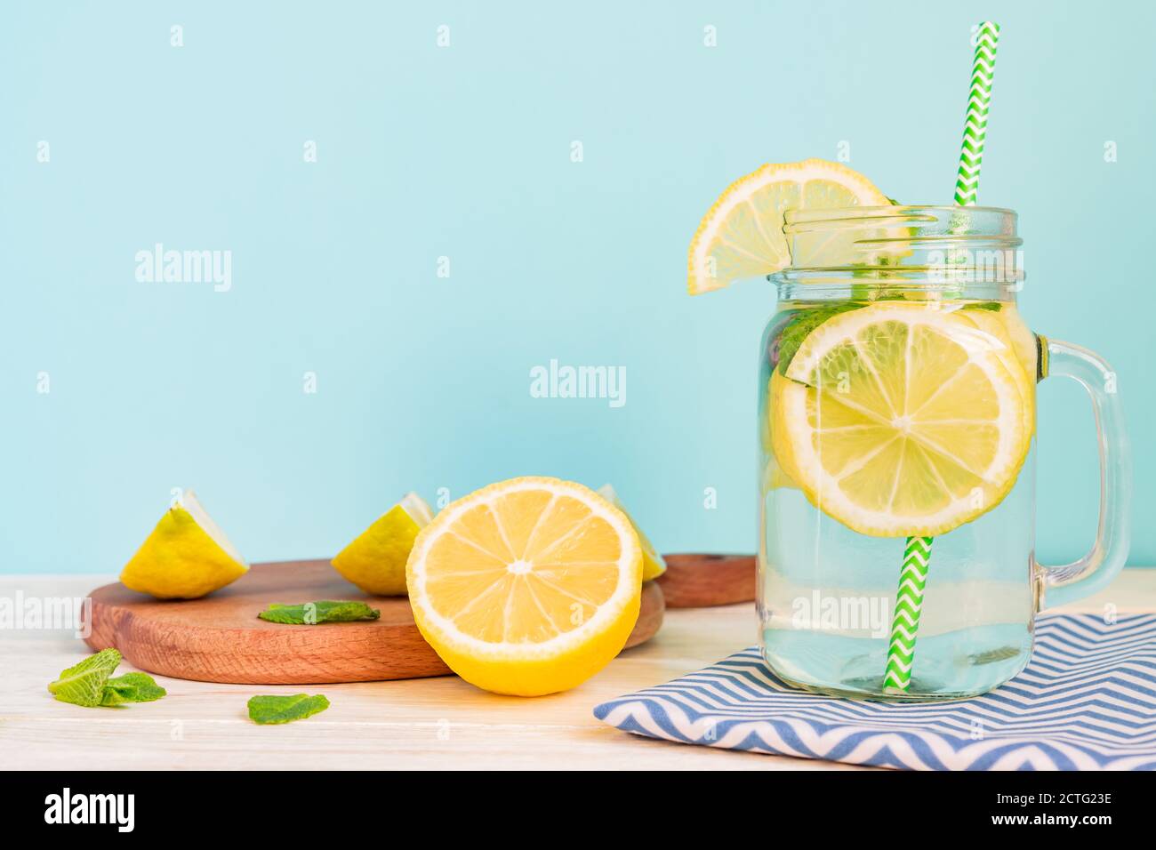 Zitruslimonade Wasser mit in Scheiben geschnittenen Zitrone und Minze ...