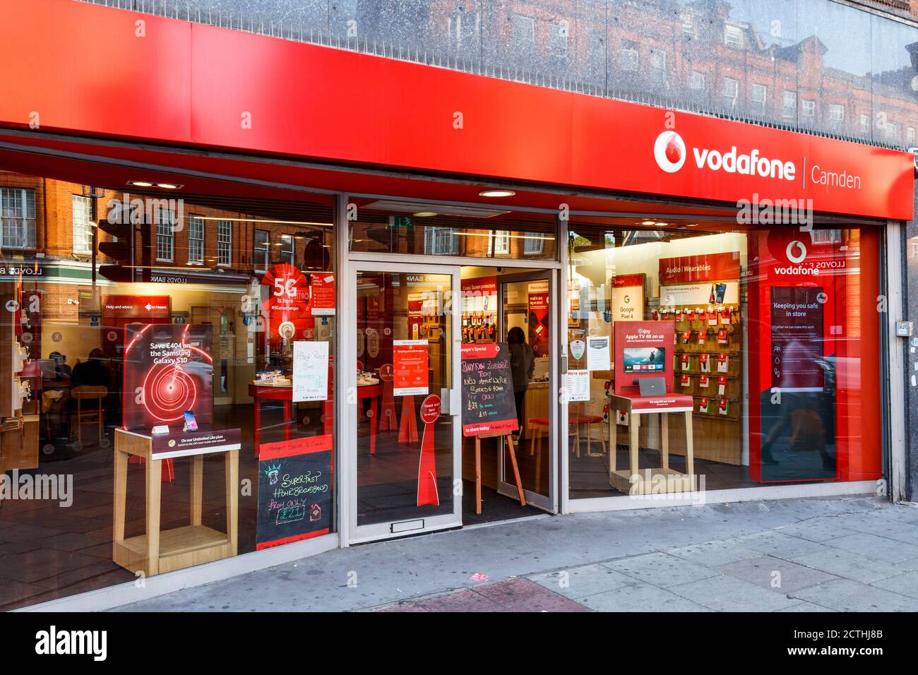 Vodafone logo auf dem telefon -Fotos und -Bildmaterial in hoher ...