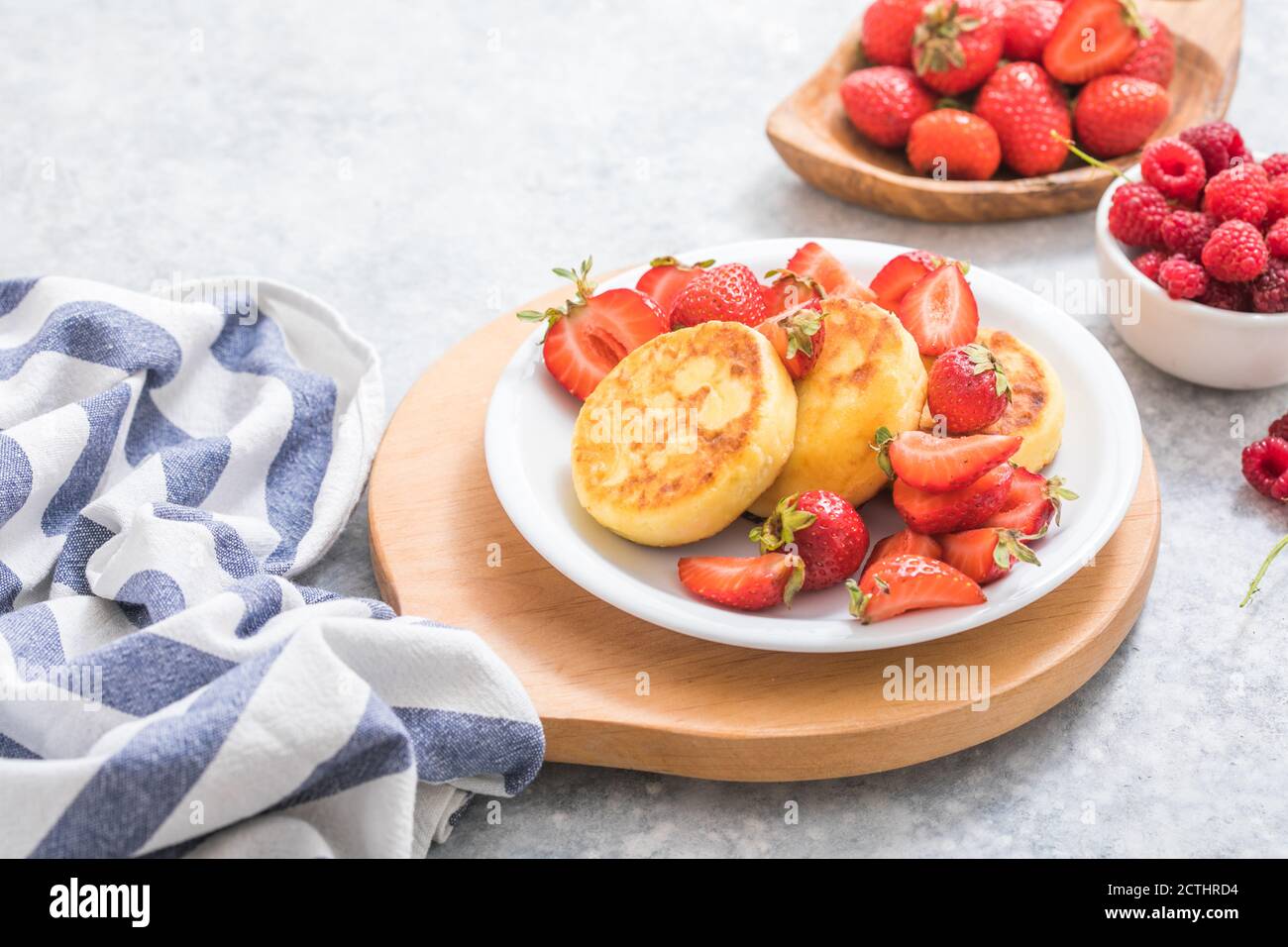 Süße Pfannkuchen mit Cottage-Käse auf dem Teller serviert Erdbeeren ...