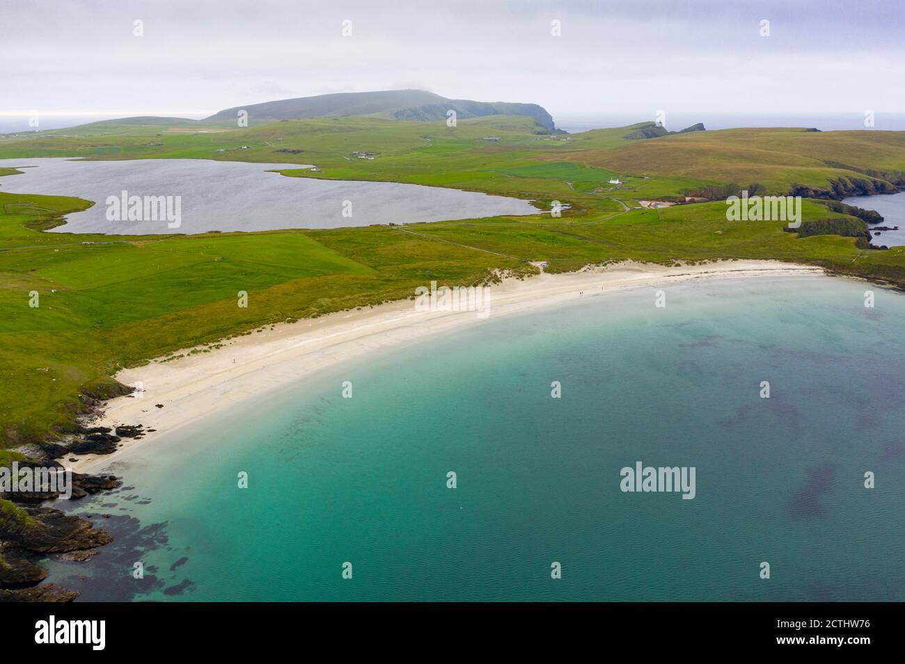Blick auf Spiggie Beach, auch Scousburgh Sands und Loch of Spiggie ...