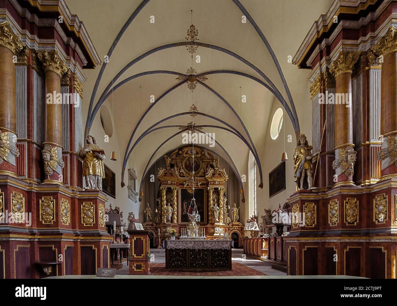 Innenraum der Basilika St. Stephanus und St. Vitus im Kloster Corvey mit der barocken Orgel ...