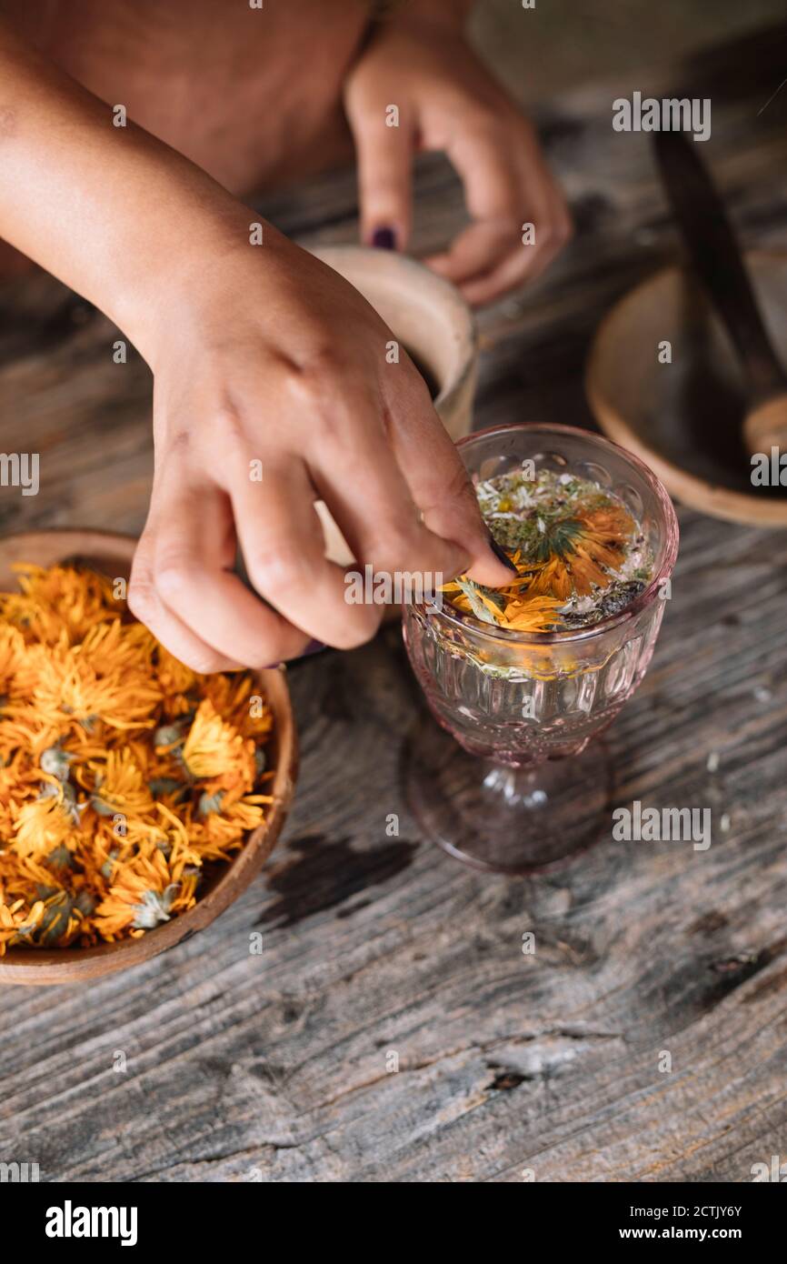 Hand ins glas -Fotos und -Bildmaterial in hoher Auflösung – Alamy
