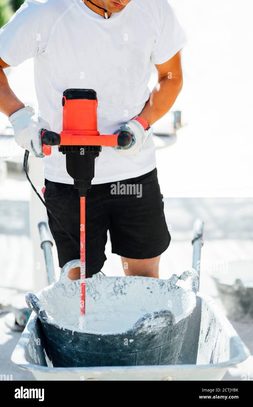 Man mixing cement in bucket -Fotos und -Bildmaterial in hoher Auflösung ...