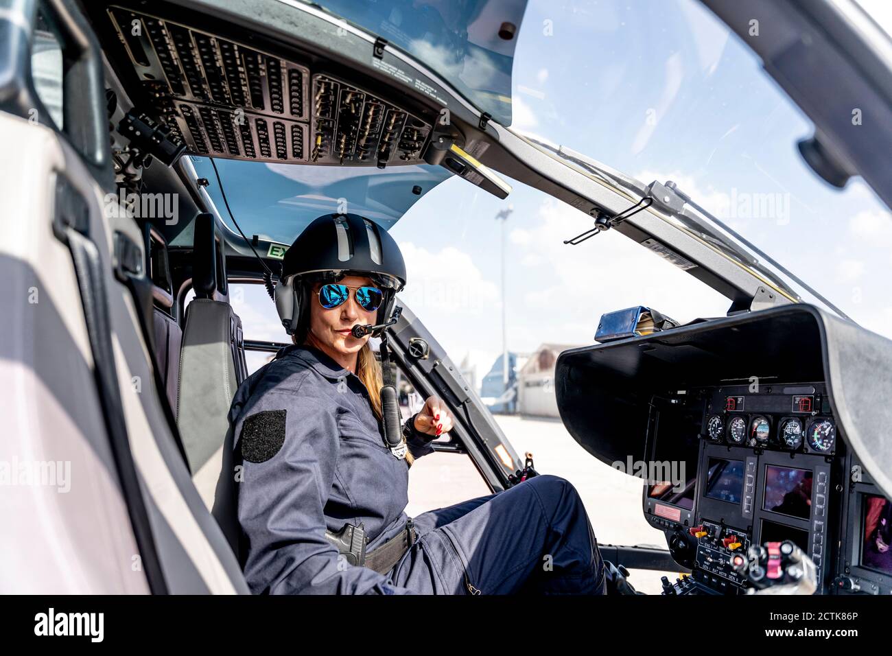 Female Pilot Uniform Cockpit Stockfotos und -bilder Kaufen - Alamy